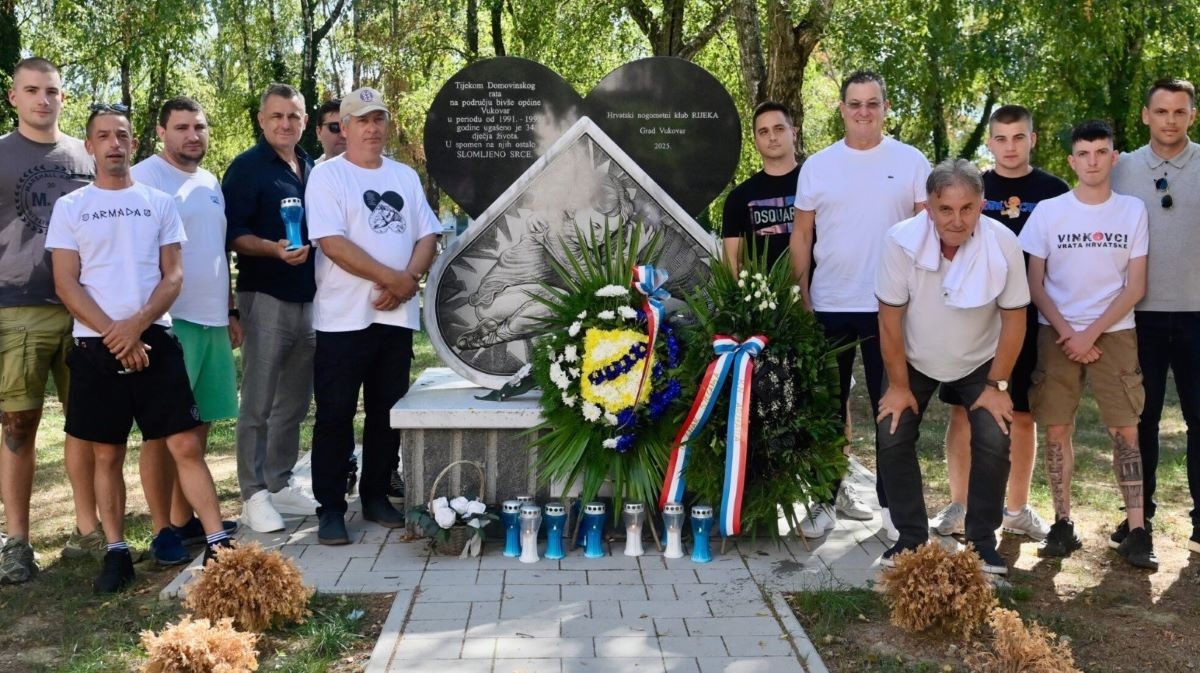 HNK Rijeka i KN Armada položili vijenac i zapalili svijeće kod spomenika „Slomljeno srce Vukovara“