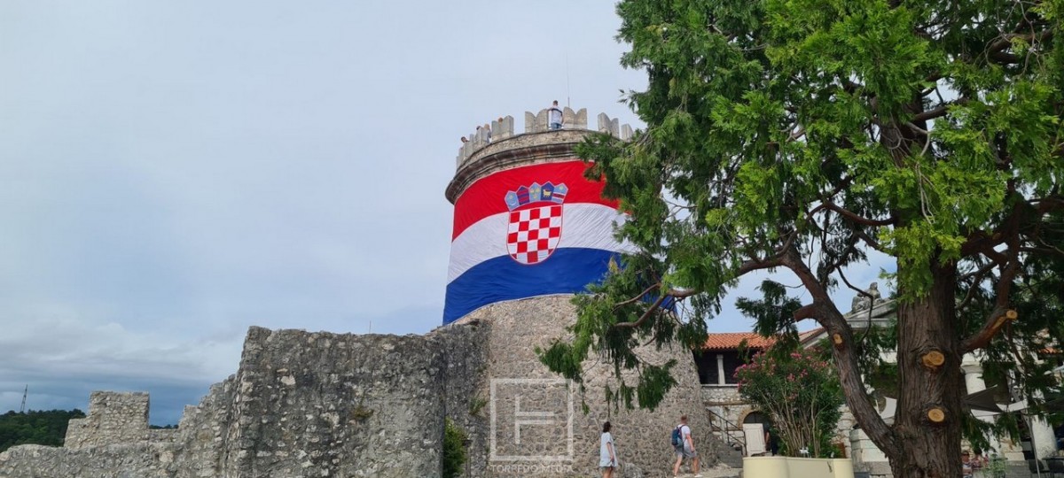 Trsatska kula u bojama domovine: Hrvatska zastava kao uvod u proslavu ...