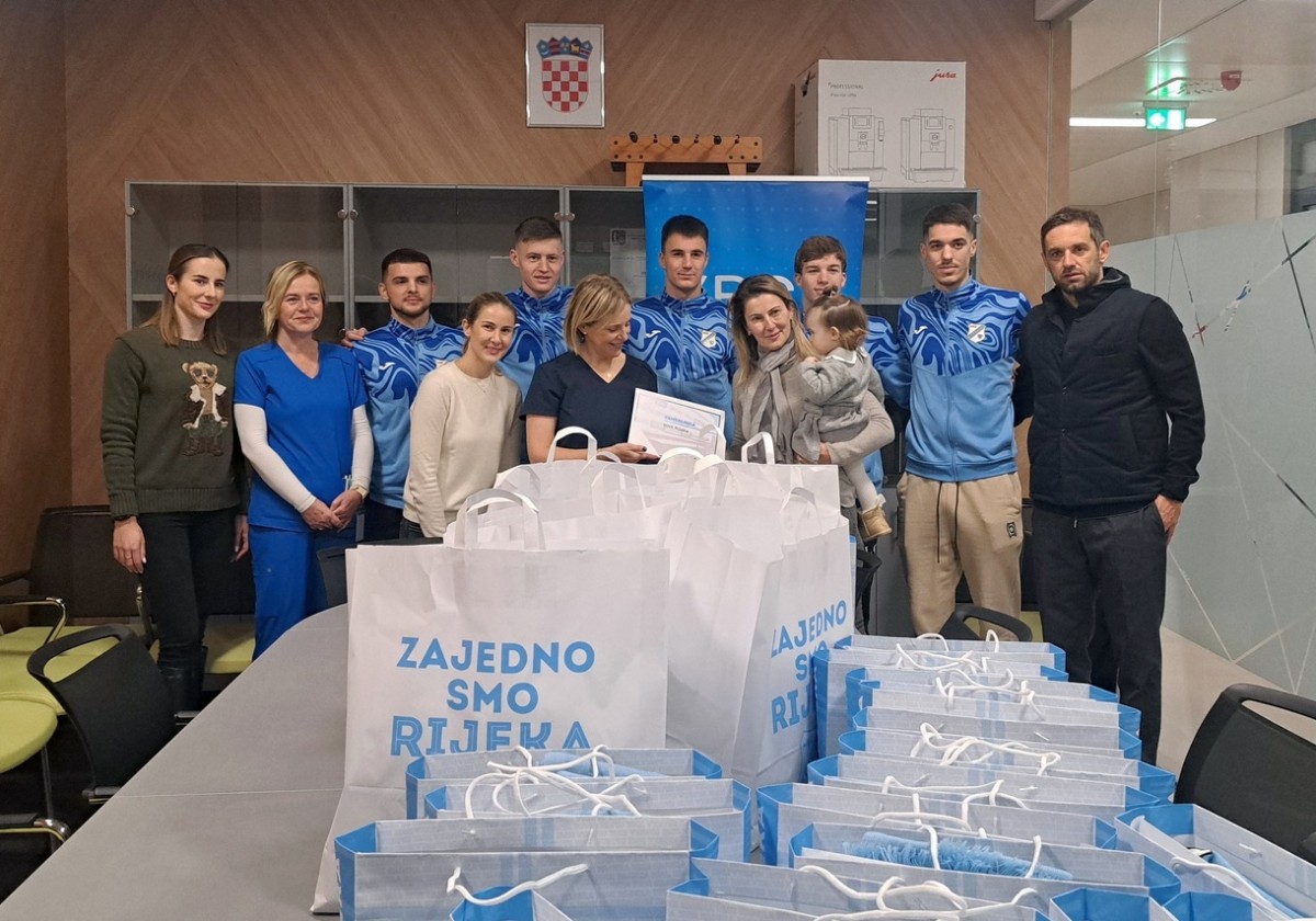 Lijepa gesta!!!! Nogometaši Rijeke darivali djecu na Klinici za pedijatriju