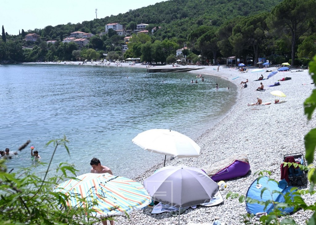 Na plažama Kvarnera i otoka ukradeni mobiteli, novčanici i dokumenti ...