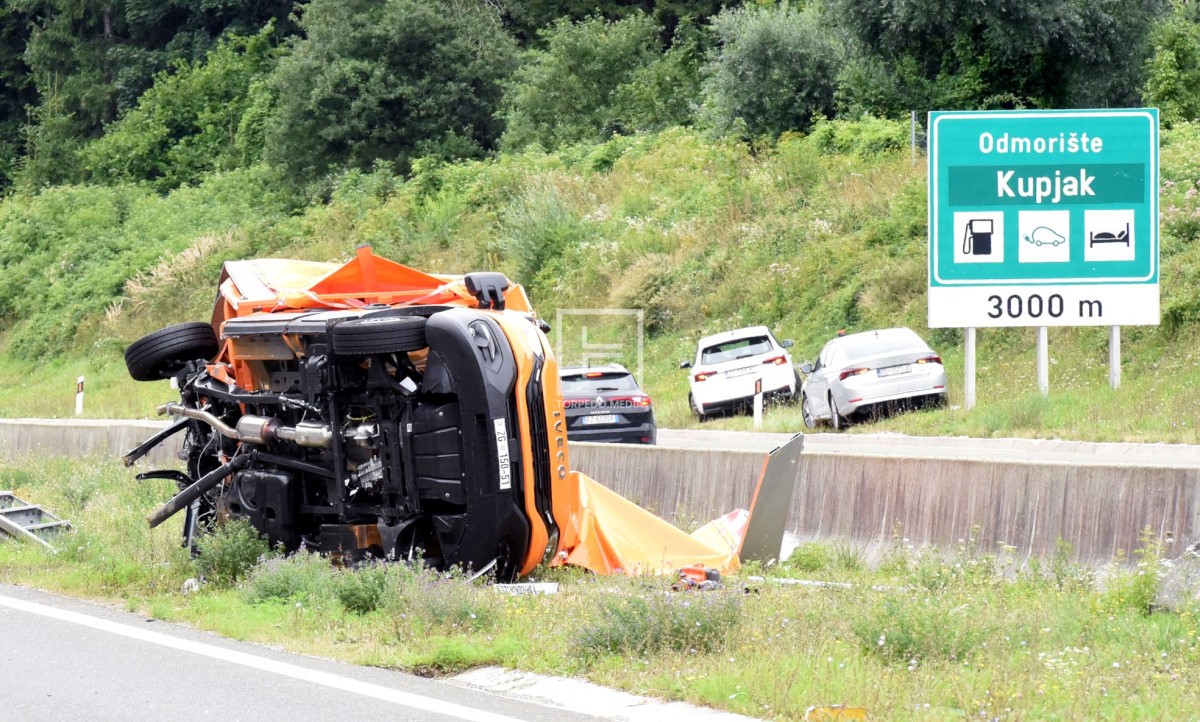 [VIDEO/FOTO] Teška nesreća na A6: Poginuli djelatnici Hrvatskih autocesta