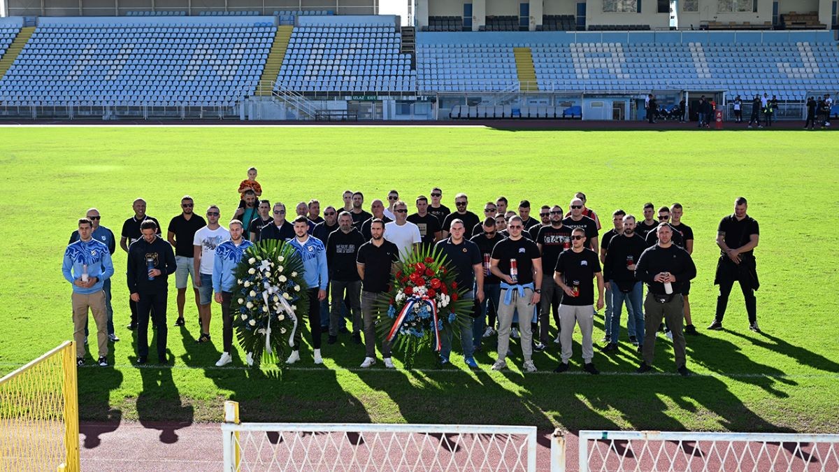 Delegacija HNK Rijeka položila vijence i svijeće za poginule navijače Rijeke i pripadnike Armade