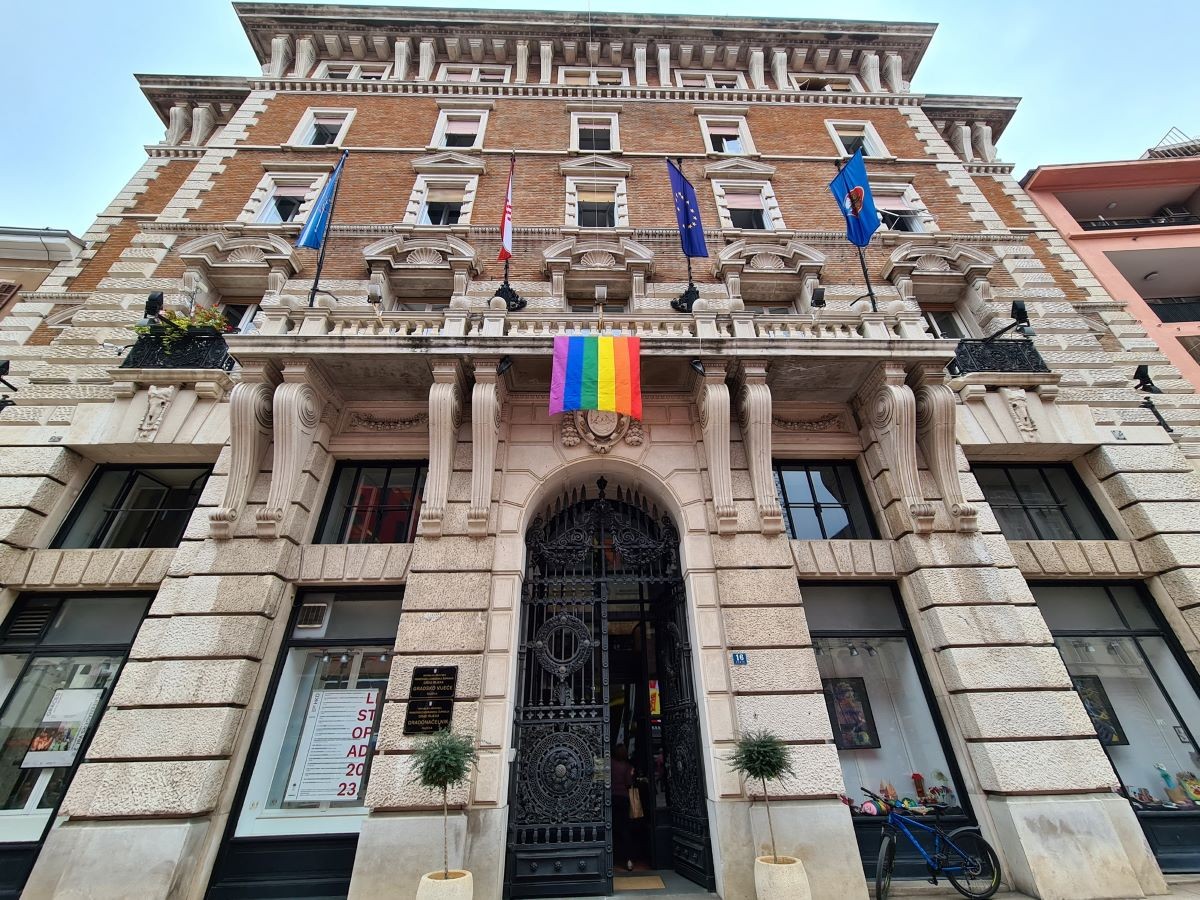 Zastava duginih boja izvješena na zgradi Grada Rijeke